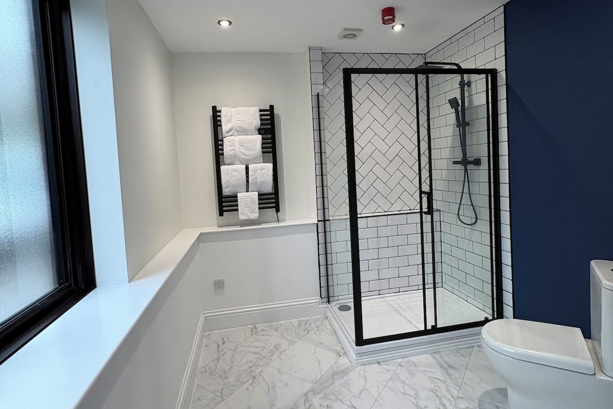 Quarto standard, 2 camas de solteiro, acessível, para não fumantes (Walk-in Shower) | Banheiro | Produtos de toalete grátis, secador de cabelo (mediante solicitação)