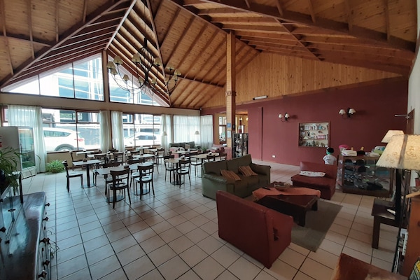 Pequeno-almoço continental diário (5 USD por pessoa)