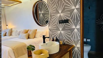 Quarto casal luxo, vista para o jardim | Roupas de cama premium, edredons de pluma, cofres nos quartos