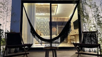 Quarto luxo, 1 cama King, acessível, vista para o jardim | Roupas de cama premium, edredons de pluma, cofres nos quartos