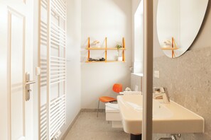 Chuveiro, chuveiro com efeito de chuva, produtos de toalete de grife 