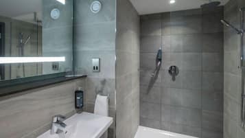 Chuveiro, produtos de toalete grátis, secador de cabelo