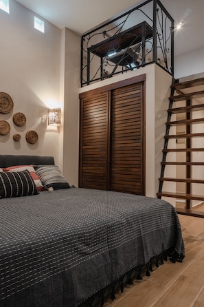 Apartamento Deluxe | Minibar, cofre no quarto, secretária 