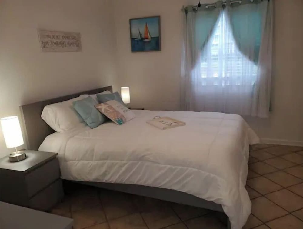 Prime Location: Steps To Beach & Attractions
Aquatic Getaway - Virginia Beach Oceanfront