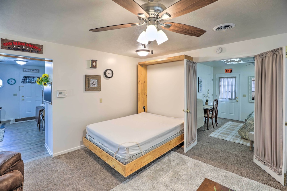 Akron Apartment W/ Balcony - Hunting Nearby! - アイオワ州