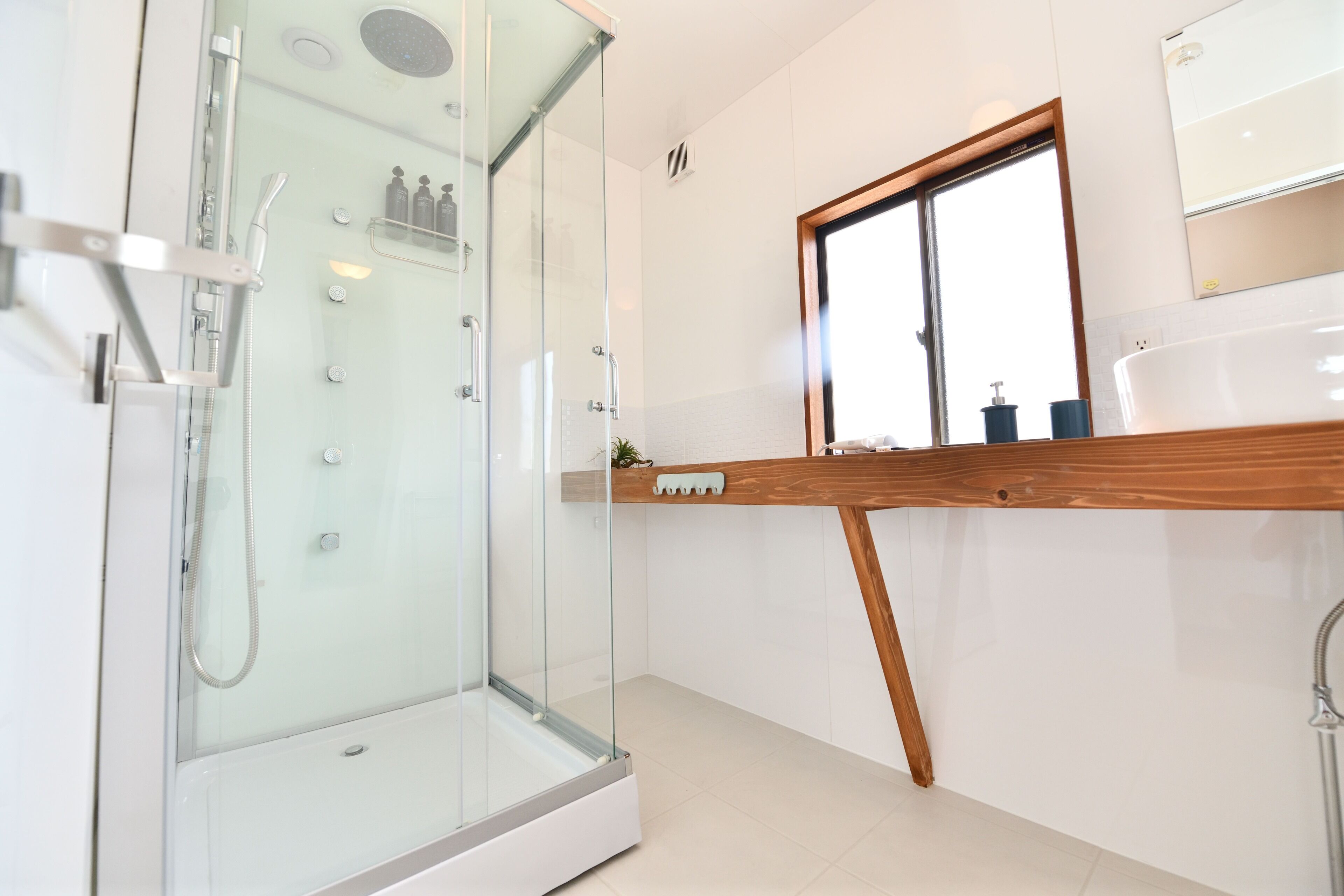 Casa Básica | Casa de banho | Uma combinação polibã/banheira, uma banheira de imersão total 