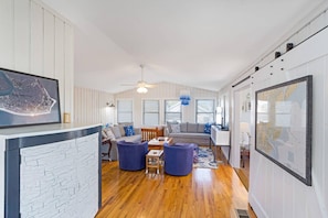 Casa, 2 quartos | Sala | Televisor de 36 polegadas com canais digitais