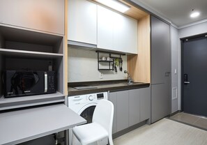 Quarto Duplo Deluxe | Cozinha privada | Minifrigorífico, um micro-ondas, um forno, uma placa de cozinha 