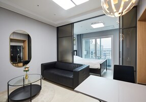 Quarto casal luxo | Área de estar | TV 40 polegadas com canais a cabo, lareira, Netflix