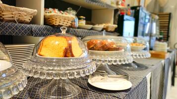 Café da manhã completo grátis todos os dias