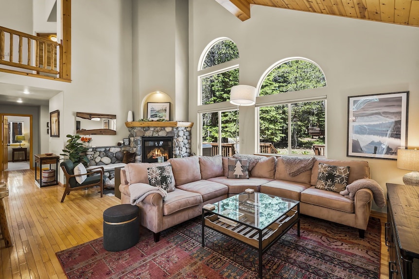 Pet-friendly Chic Lodge | Hot Tub, King Suite, Office, Trails & Rec Access - Donner Memorial State Park, Truckee