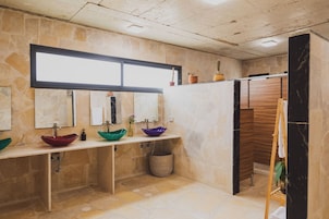 Glamping | Casa de banho | Um polibã, artigos de higiene pessoal grátis, toalhas fornecidas, sabão