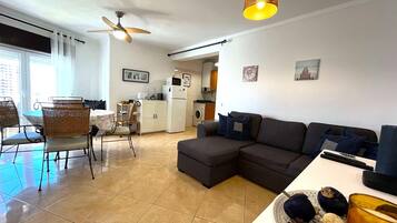 Apartamento | Sala de estar | TV de ecrã plano