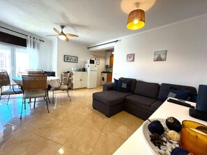 Apartamento | Sala de estar | TV de ecrã plano 