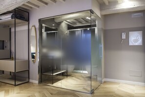 Estúdio luxo, 1 quarto, para não fumantes, banheira de imersão | Banheiro | Produtos de toalete biodegradáveis, secador de cabelo, bidê 