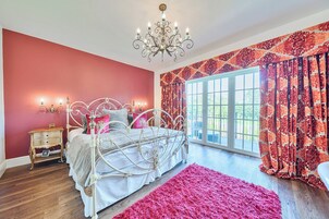 6 quartos, individualmente decorados, individualmente mobiliados