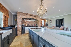 Geladeira, lava-louças, chaleira elétrica, torradeira