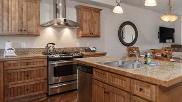 Casa de Férias, 3 quartos | Cozinha privada | Um frigorífico, um forno, uma cafeteira/bule, uma torradeira