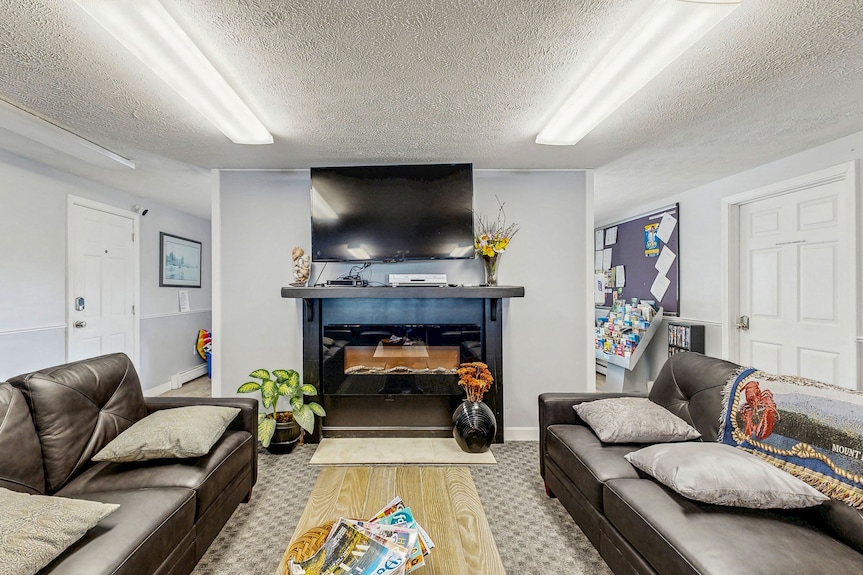 Inviting Condo With High-speed Wifi And Shared Indoor Pool - Two Miles To Beach - Maine