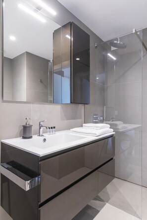 Monolocale upper floor | Casa de banho | Um polibã, artigos de higiene pessoal grátis, um secador de cabelo 