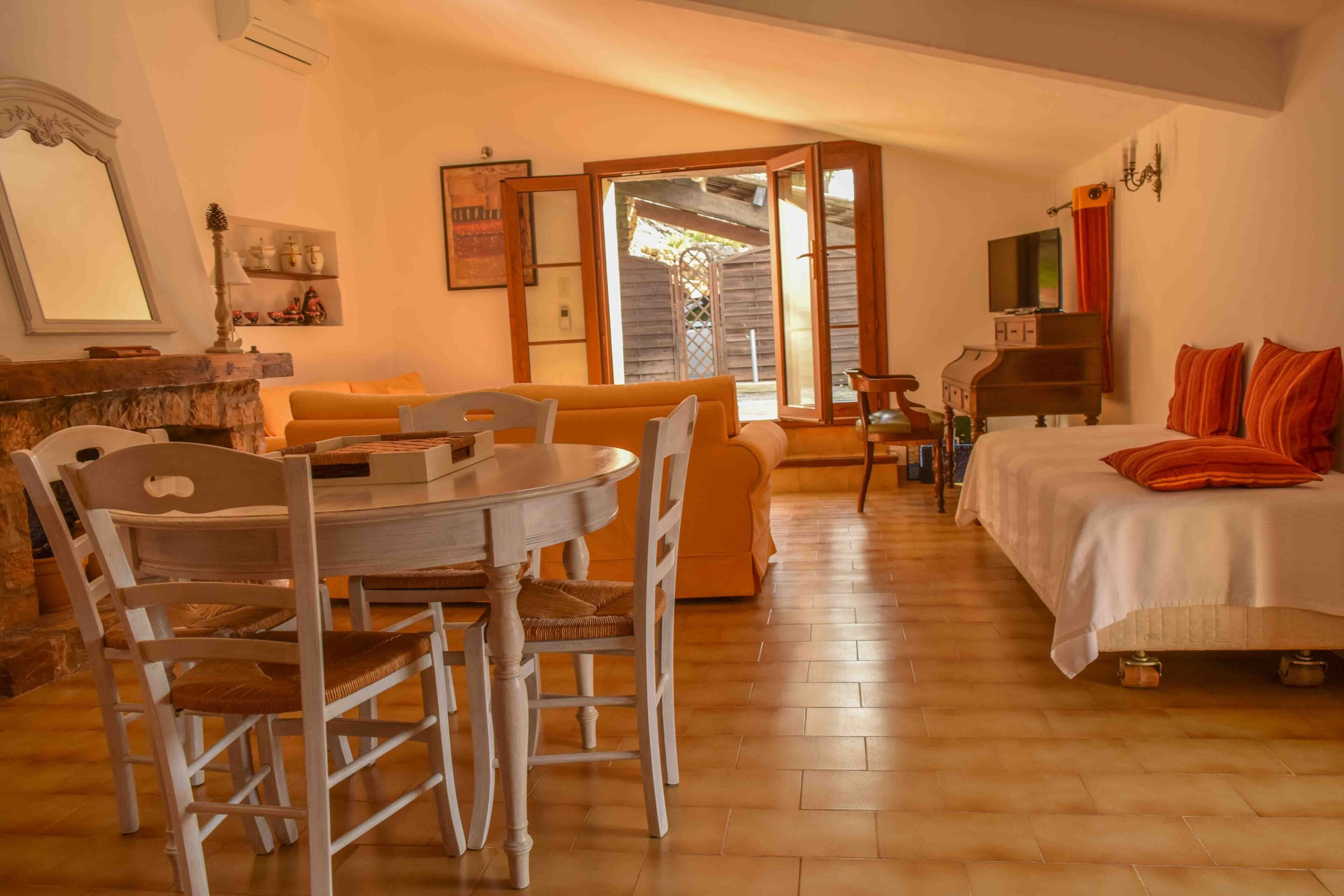 Old Sheepfold With View Of The Village And Its Cliffs - Cotignac