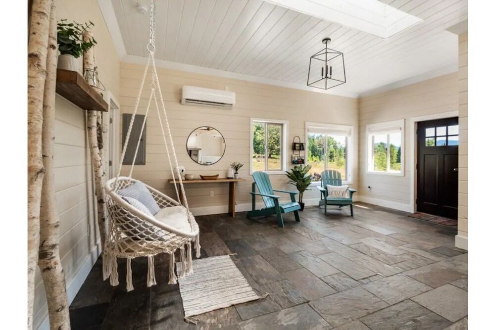 Charming Farmhouse Amazing View Of Mt. Rainier - Family Friendly + Game Barn - Washington