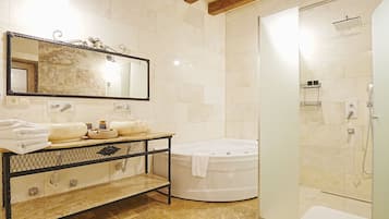 Quarto Duplo Deluxe | Casa de banho | Um secador de cabelo, chinelos, toalhas fornecidas, sabão