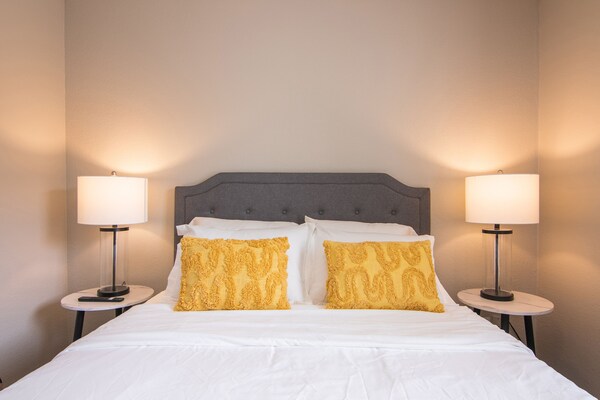 Stylish 2 Br Near Scottsdale Greenbelt; Pool, Hot-tub, Biking! - Paradise Valley, AZ