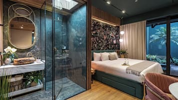 Quarto premium, banheira de imersĂŁo | Roupas de cama premium, edredons de pluma, frigobar, cofres nos quartos