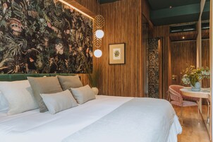Roupa de alta qualidade, edredões de penas, minibar, cofre no quarto 