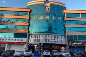 Um hotel com fachada de vidro moderna, entrada visível e placa do Banco da China.