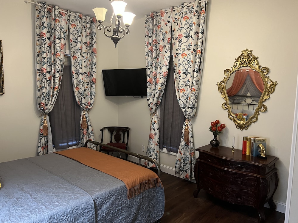 Holland Farmhouse Inn B & B - Holland, MI