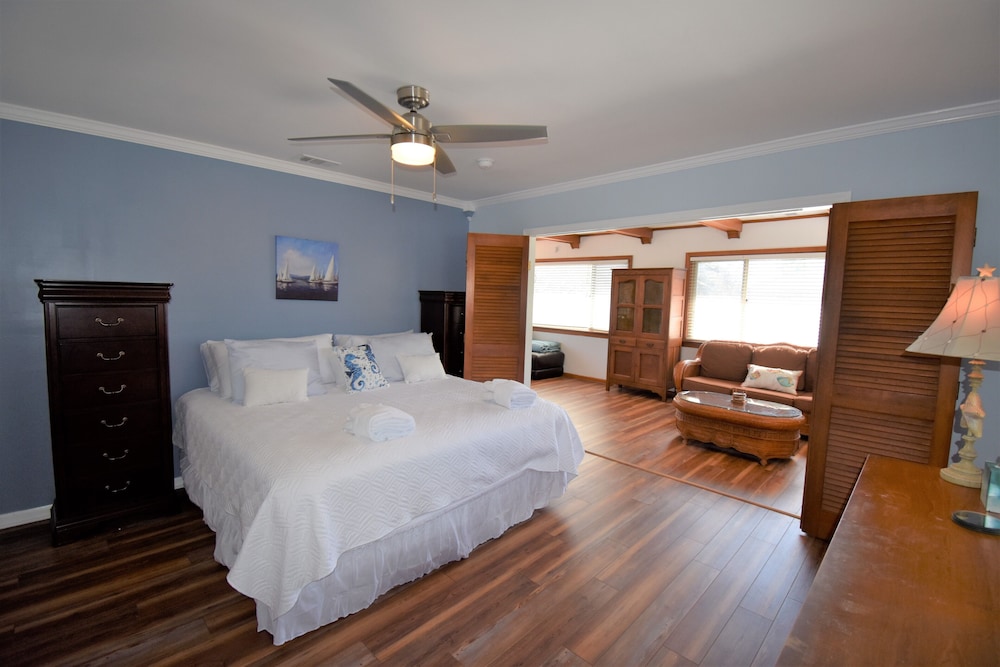 Spacious 2 Bedroom Apartment With Free Parking - Tybee Island, GA