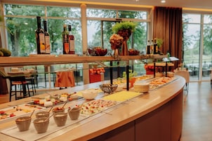 Café da manhã com buffet grátis todos os dias