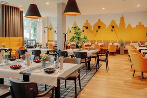 Café da manhã com buffet grátis todos os dias