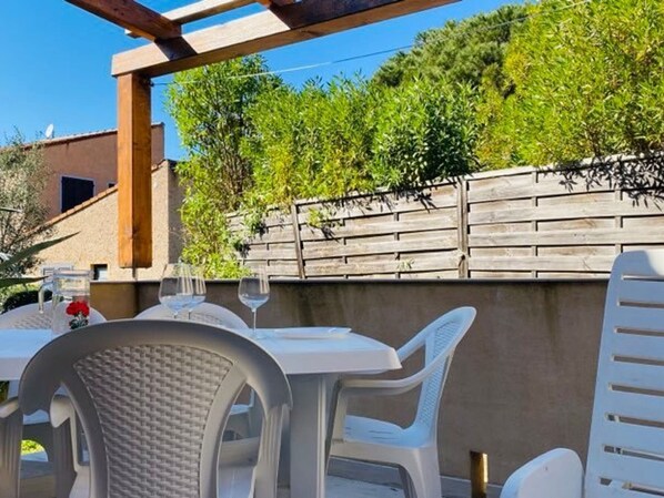 Charming 2-Room House, 5 Sleeps, Steps to Beach, Terrace, Parking ...