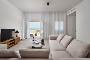 Villa Exclusiva, piscina privativa, vista para o mar | Sala de estar | Smart TV de 50 polegadas com canais via satélite, televisor