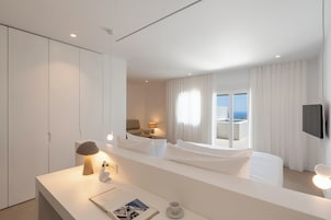 Apartamento Deluxe, banheira de hidromassagem grande, vista para o mar | Roupa de alta qualidade, cofre no quarto, com decoração personalizada