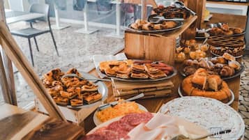 Pequenos-almoços, almoços e jantares servidos