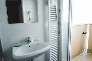 Chuveiro, secador de cabelo, bidê, toalhas de banho