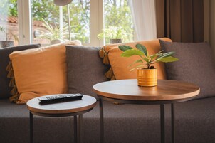 Quarto Duplo | Com decoração personalizada, com mobília individualizada, secretária 