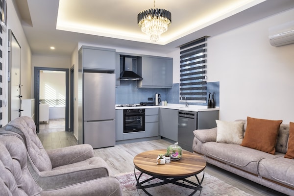 Suite Deluxe | Cozinha privada | Um frigorífico/congelador grande, um forno, uma placa de cozinha
