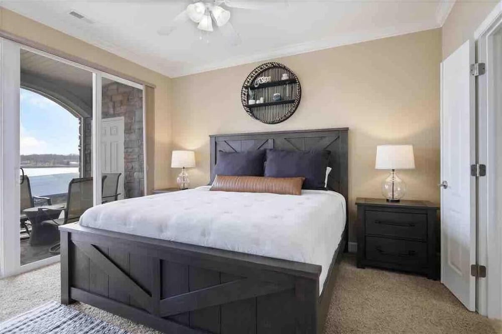 5 Star Land's End Condo! Pool/fitness/lazy River! - Missouri