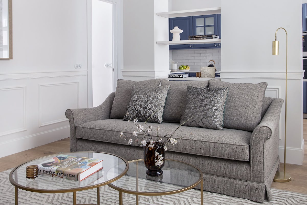 Apartamento superluxo, 1 cama Queen, no piso térreo | Área de estar | Smart TV 55 polegadas com canais via satélite, TV