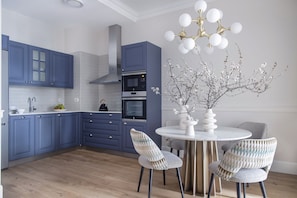 Apartamento superluxo, 2 quartos | Cozinha privada | Geladeira grande, micro-ondas, fogão, cooktop