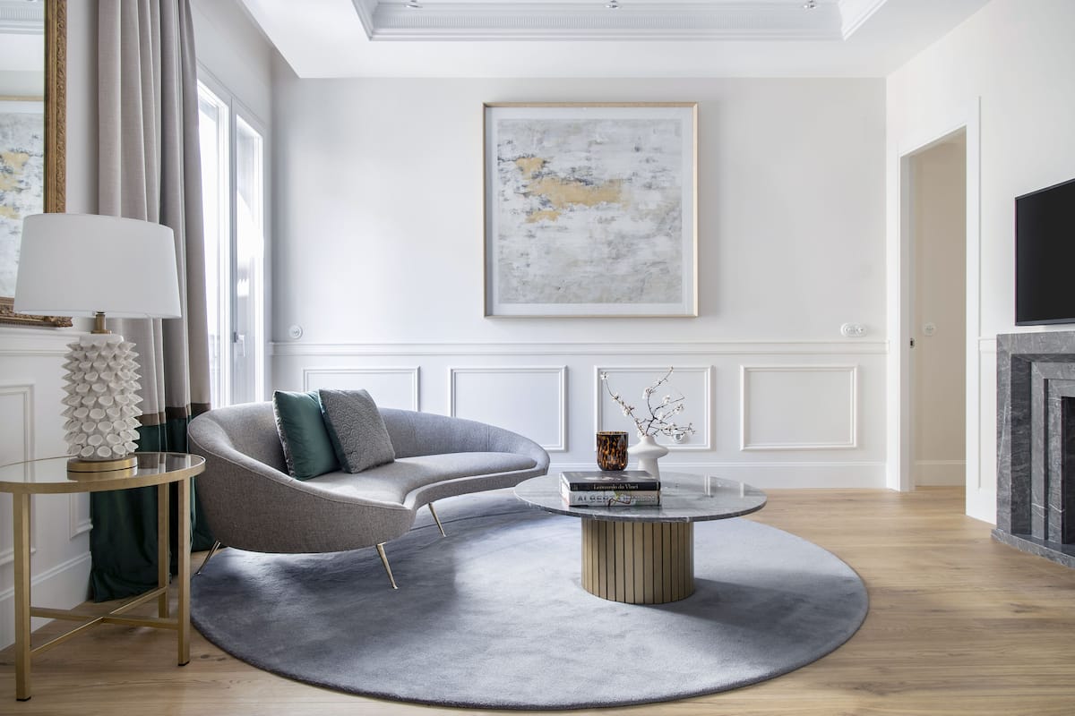Apartamento superluxo, 1 cama King | Área de estar | Smart TV 55 polegadas com canais via satélite, TV