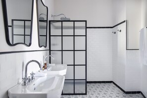 Apartamento superluxo, 1 cama King, vista para a cidade | Banheiro | Chuveiro, chuveiro com efeito de chuva, produtos de toalete grátis 