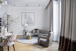 Apartamento superluxo, 2 quartos | Área de estar | Smart TV 55 polegadas com canais via satélite, TV