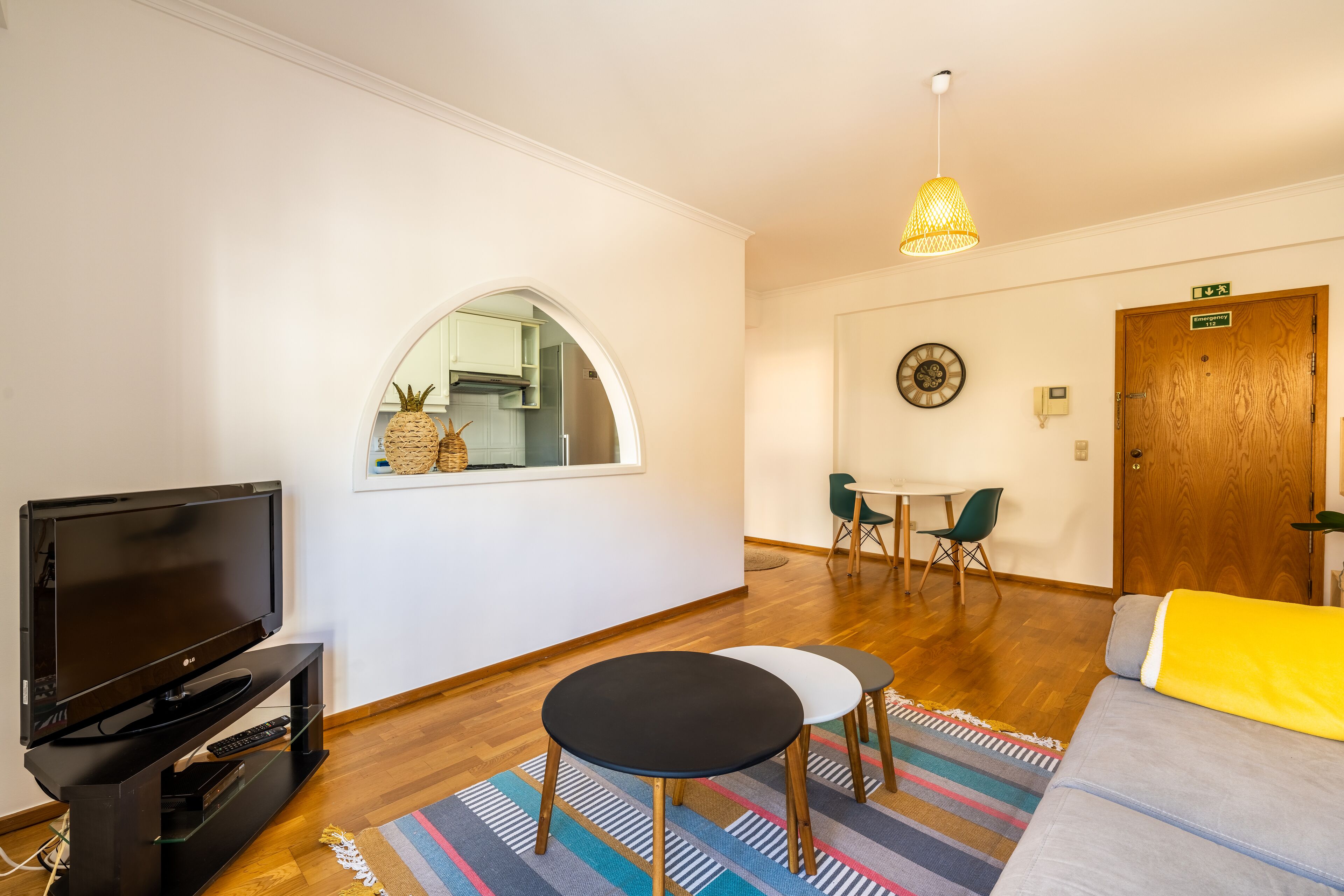 Apartamento Cidade | Sala de estar | Televisor de ecrã plano de 40 polegadas com canais por cabo, televisor 