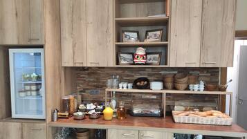 Pequeno-almoço tipo buffet diário (15 EUR por pessoa)